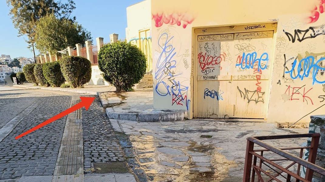 ΧΑΛΚΙΔΑ -ΚΑΤΑΓΓΕΛΙΑ: Διαρροή νερού μπροστά το Κόκκινο Σπίτι εδώ και ...