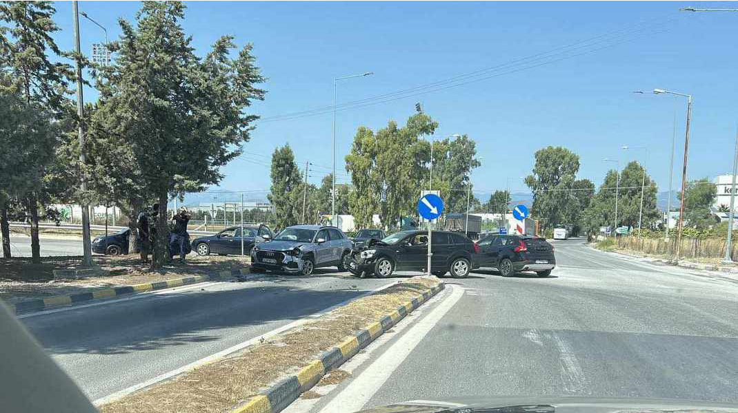 Σφοδρή σύγκρουση αυτοκινήτων στη διασταύρωση Σχηματαρίου προς Χαλκίδα ...