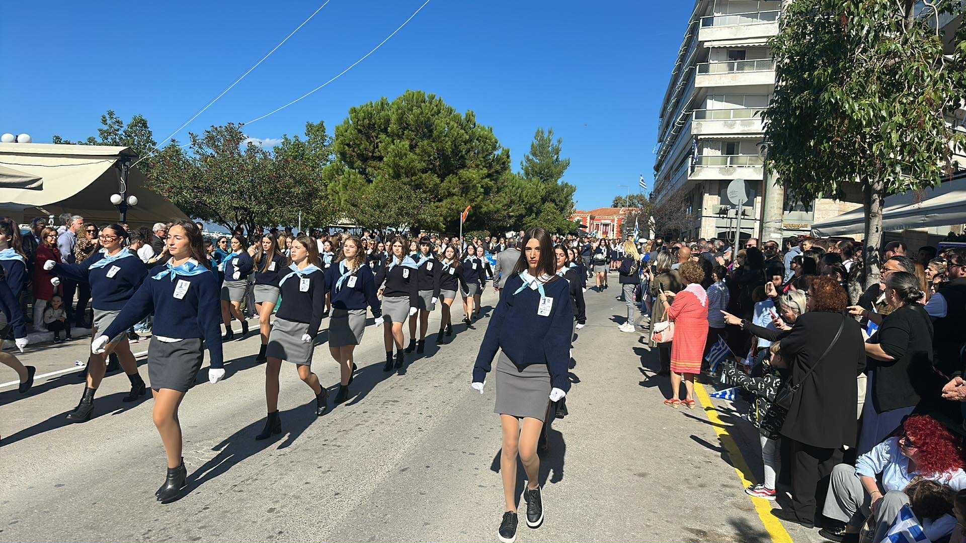 1ο ΛΥΚΕΙΟ ΧΑΛΚΙΔΑΣ: Ξεχώρισε στην παρέλαση της 28ης Οκτωβρίου (ΦΩΤΟ ...