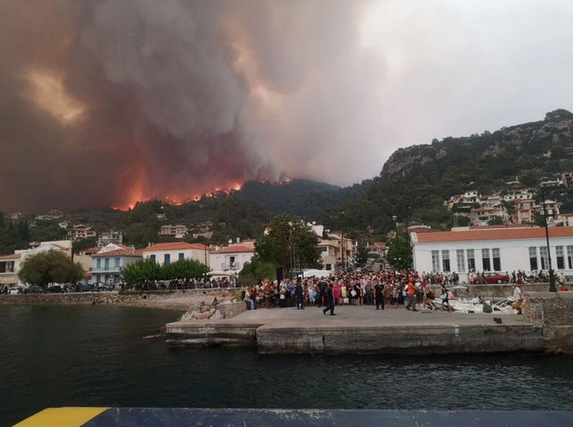 ΛΙΜΝΗ ΕΥΒΟΙΑΣ ΦΩΤΙΑ: Αυτή ήταν η εικόνα στο λιμάνι την ώρα της ...